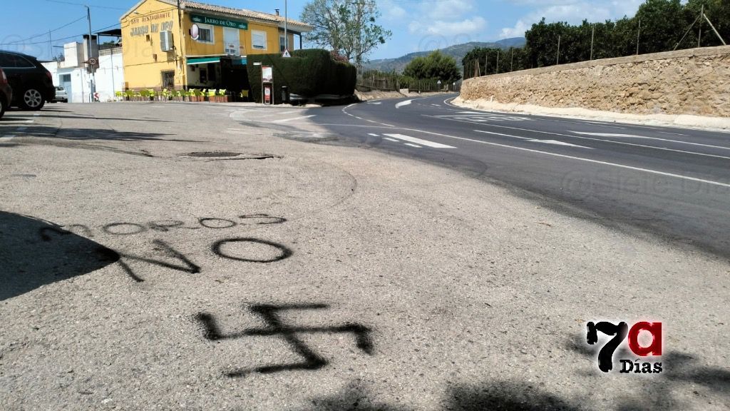 Aparece una pintada racista frente al Jarro del Oro | Siete Días Alhama